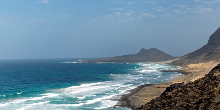 Com 530 mil habitantes, Cabo Verde fala português e tem paraíso ...